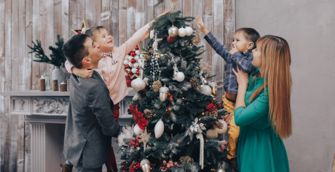 Les étapes pour décorer un sapin de Noël artificiel