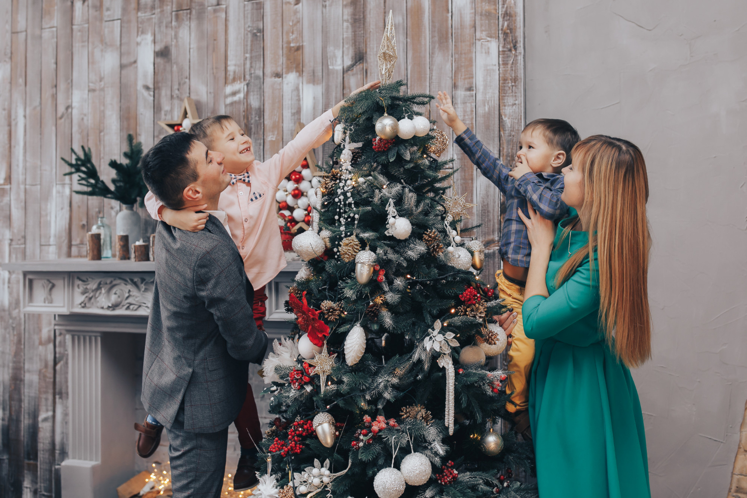 Les étapes pour décorer un sapin de Noël artificiel
